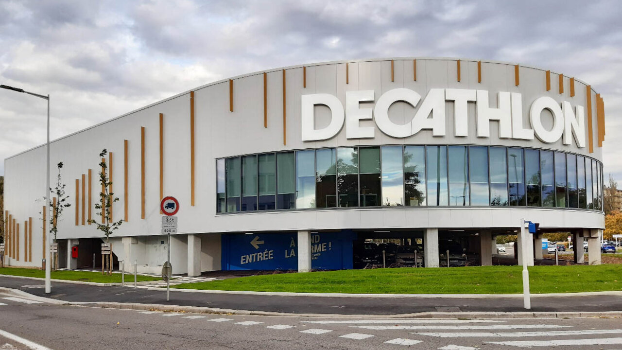 Harmonie blades on the façade of a new Decathlon store: Adexsi