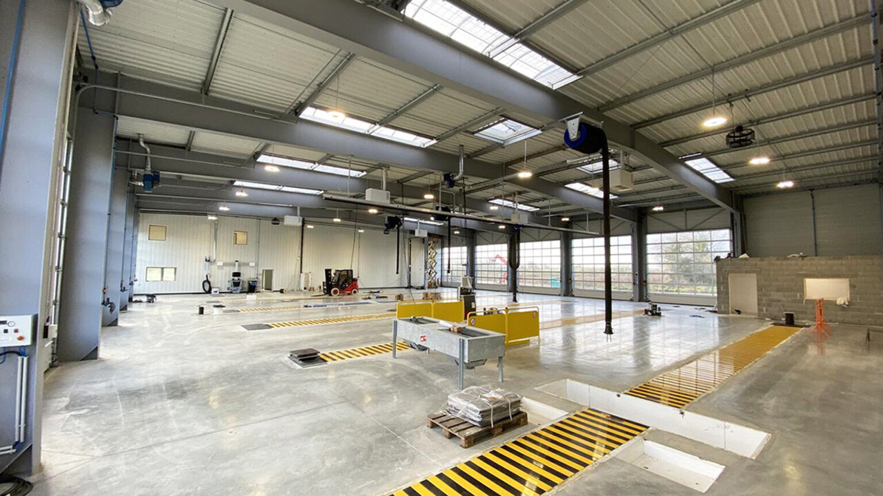 Skylights and vaults on roof for a heavy truck garage: Adexsi
